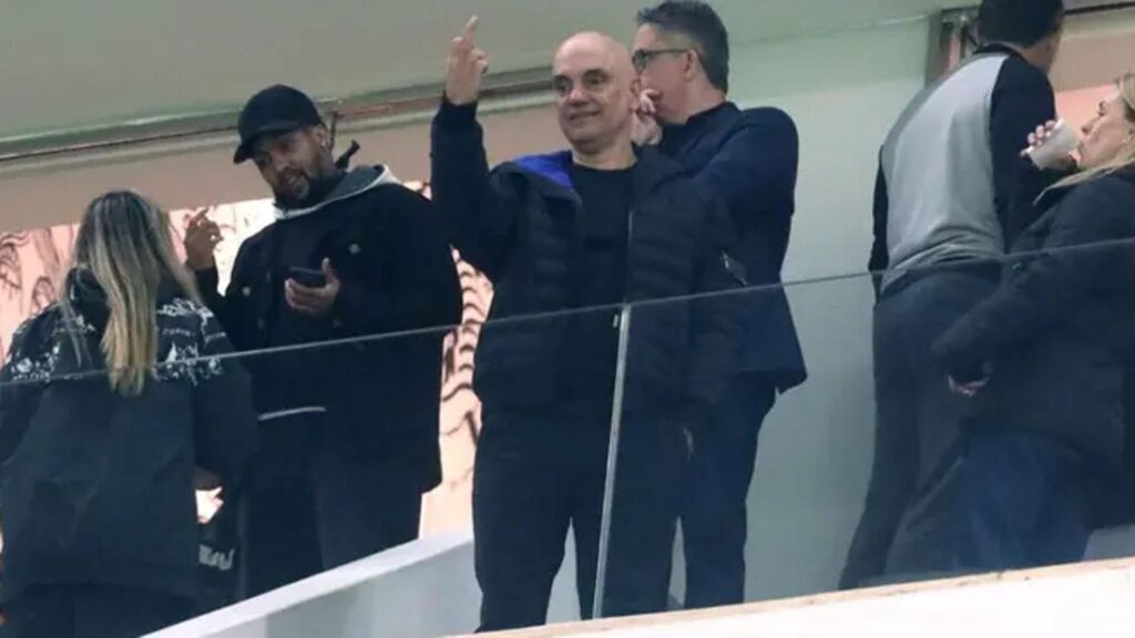 A Foto Que Custou O Emprego: Entenda A Demissão De Alex Silva Do ...